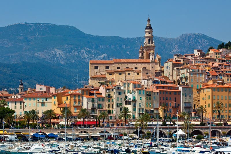 Ansicht der Menton Stadt stockbild. Bild von haus, strand - 15147981