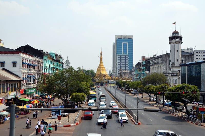 Verkehr in Im Stadtzentrum Gelegenem Rangun, Myanmar Redaktionelles ...