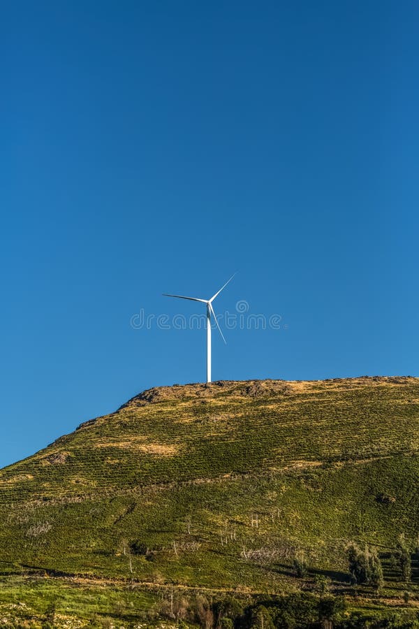 Ansicht Von Windkraftanlagen Auf Berge, Drastischen ...