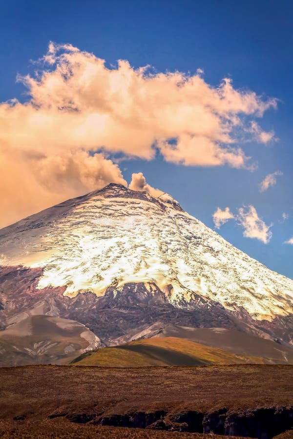 Erstaunliche Ansicht Von Cotopaxi-Vulkan, Ecuador Stockfoto - Bild von ...