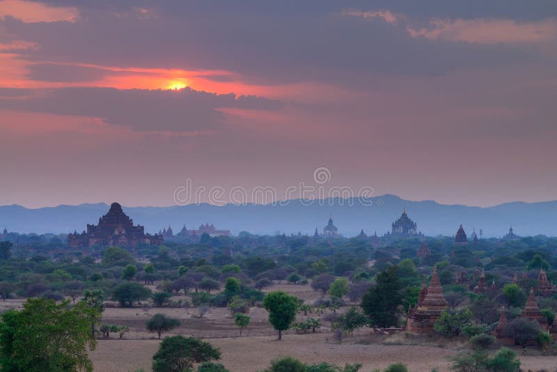 Ansicht am Tal Von Bagan Mit Alter Pagode Stockfoto - Bild von ...