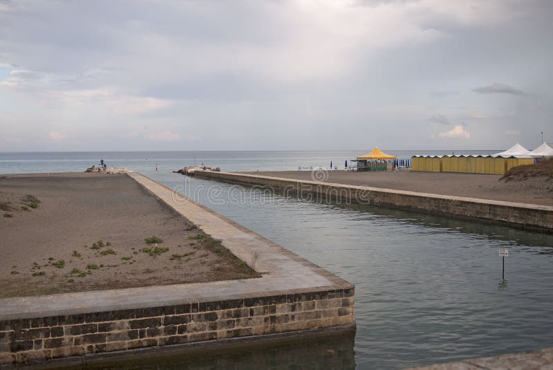 Ansicht von Alimini-Strand redaktionelles stockfotografie. Bild von ...