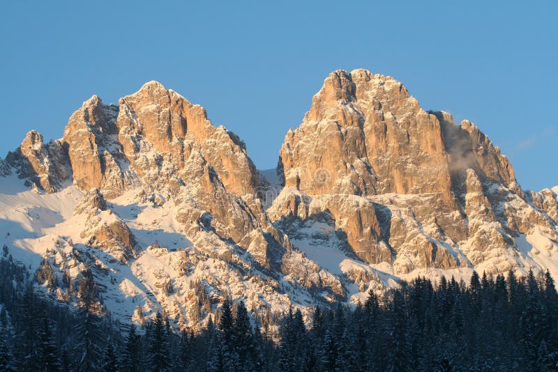 Alpen - Dolomit - Italien stockfoto. Bild von holz, spitze - 395428
