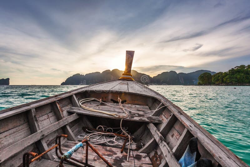 Bewegen Am Boot Im Tropischen Meer Auf Sonnenuntergang Stockfoto - Bild ...