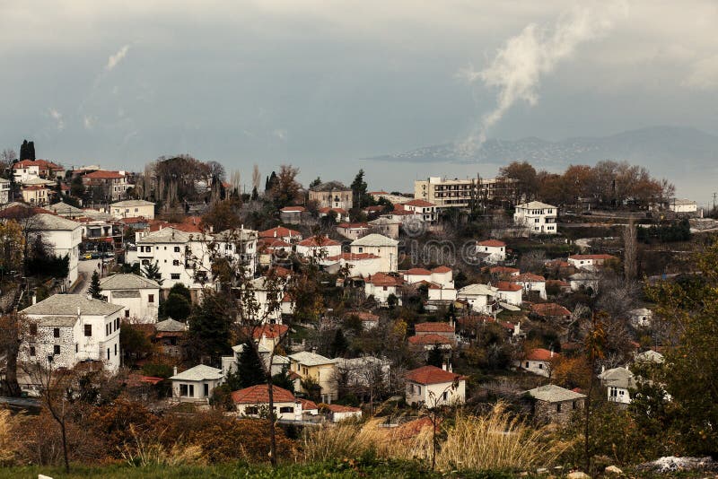 Ansicht von Portaria-Dorf stockbild. Bild von winter - 36921537