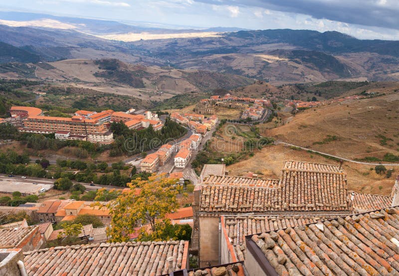 Ansicht Von Troina, Sizilien Stockbild - Bild von dorf, himmel: 63888299