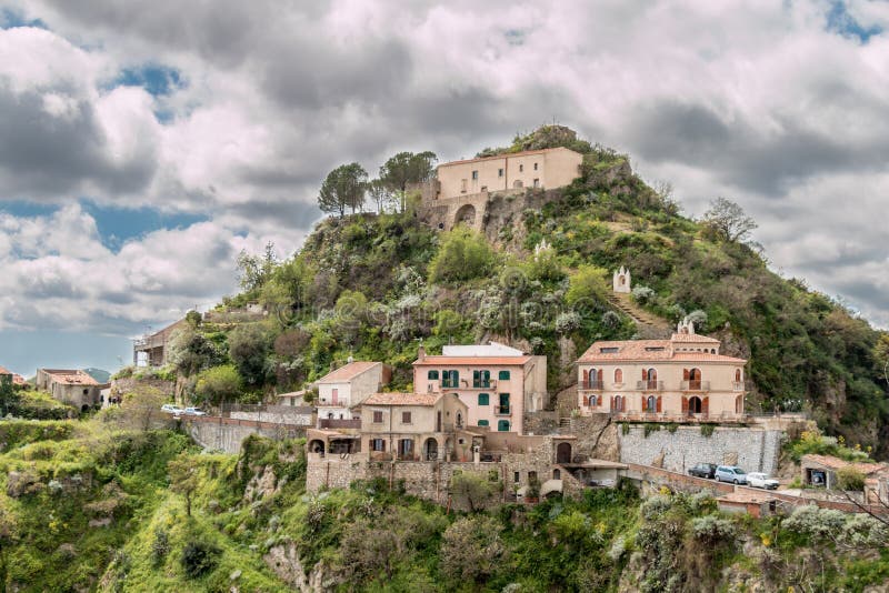 Ansichten von Savoca stockfoto. Bild von panorama, ionisch - 60995658