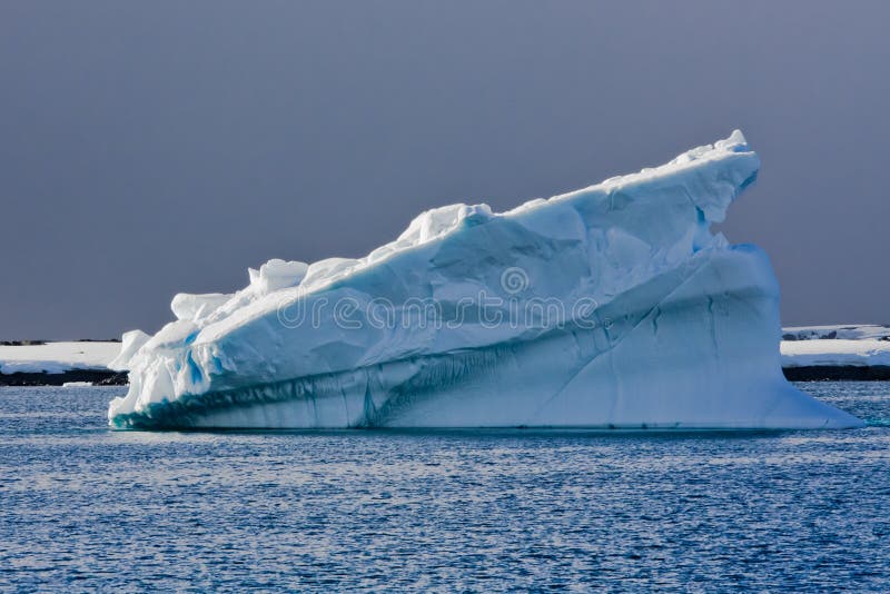 Antarktischer Eisberg stockfoto. Bild von blau, draussen - 16797874