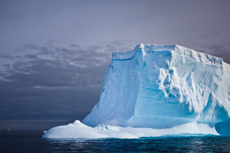 Antarktischer Eisberg stockbild. Bild von berg, antarktik - 49505937