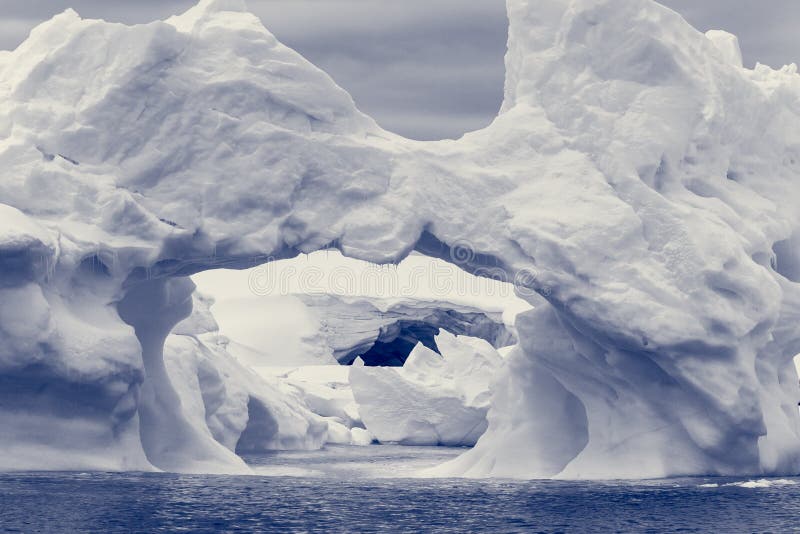 Stort arktiskt isberg arkivfoto. Bild av grotta, archy - 17659254