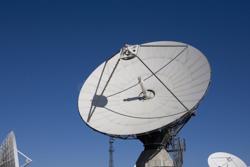 Comunicações Satélites Da Antena Parabólica Imagem de Stock - Imagem de ...