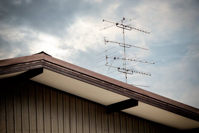 Antenne De TV Au-dessus De Vieux Toit Photo stock - Image du toit ...