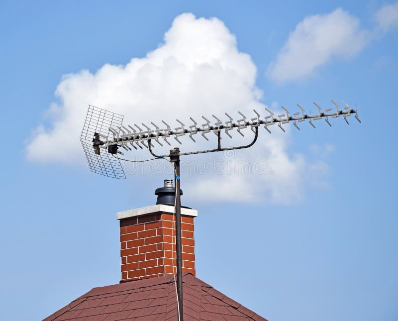 Antenne TV Sur Le Vert De Toit Image stock - Image du broadband, maison ...