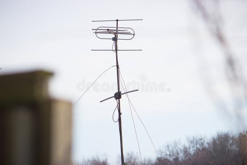 Antenne Sur Le Toit De La Maison Photo stock - Image du transmissions ...