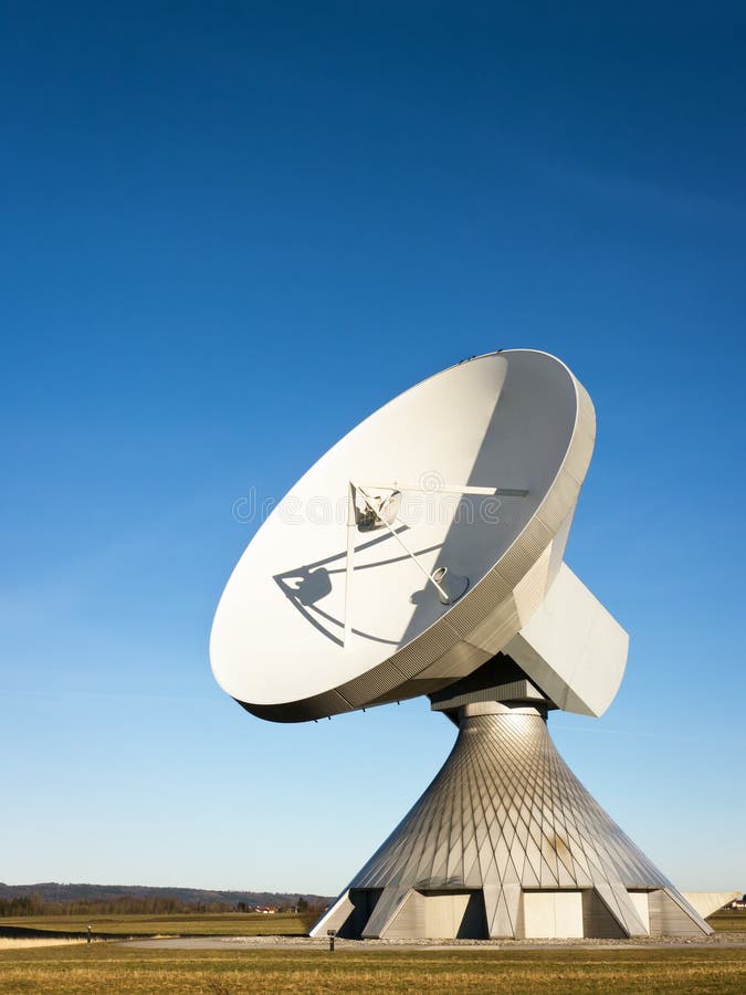 Antenne parabolique photo stock. Image du astronomie - 28460864