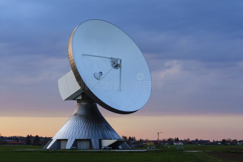 Antenne parabolique image stock. Image du téléphone, émission - 53219221