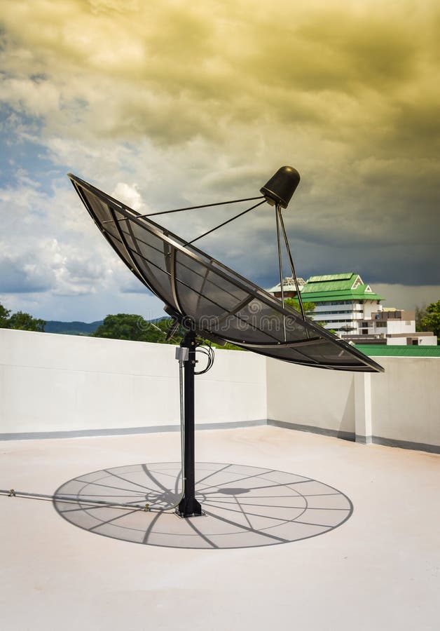 Antenne parabolique de TV image stock. Image du espion - 97489717