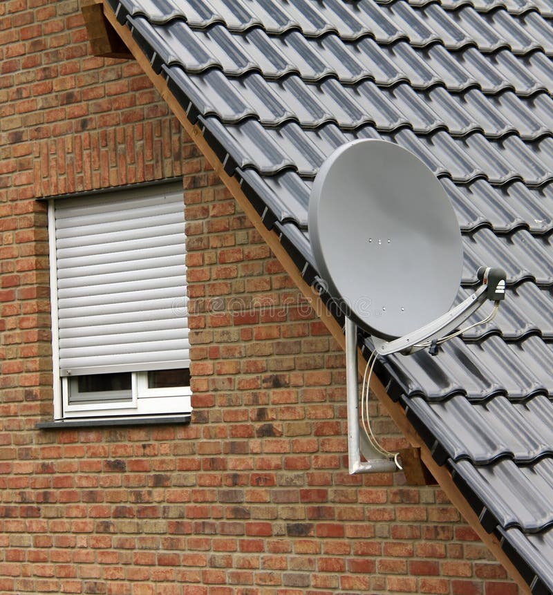 Satellite deux sur le toit photo stock. Image du sens - 55072286