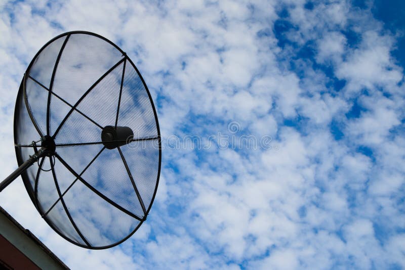 Antenne Parabolique Sur Le Toit Image stock - Image du support ...