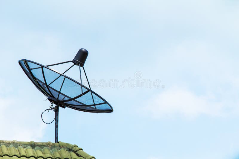 Antenne Parabolique Sur Le Toit De La Maison Image stock - Image du ...
