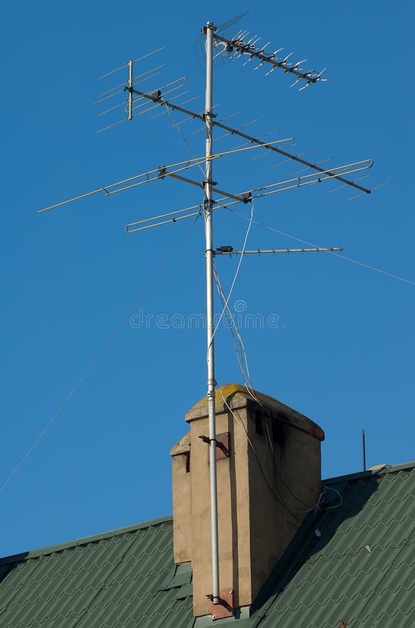Antenne sur le toit image stock. Image du extérieur, ciel - 30601213