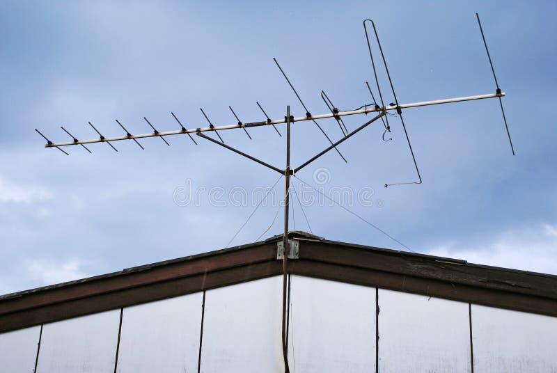 Antenne sur le toit image stock. Image du ciel, métal - 98623095