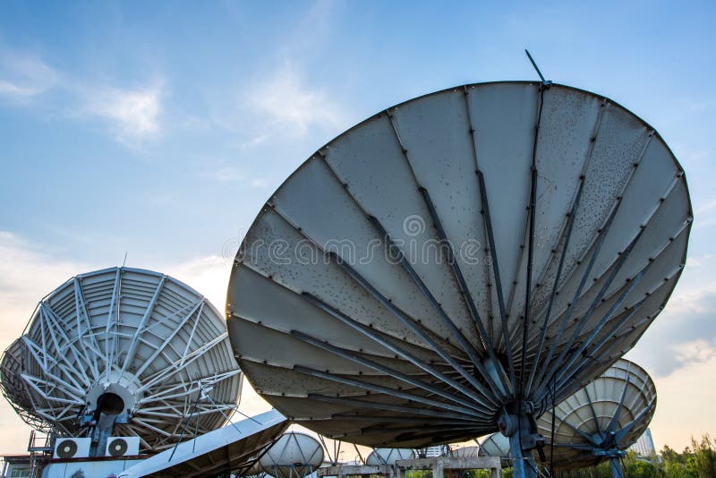 Les Antennes Paraboliques Sous Le Satellite De Ciel Photo stock - Image ...