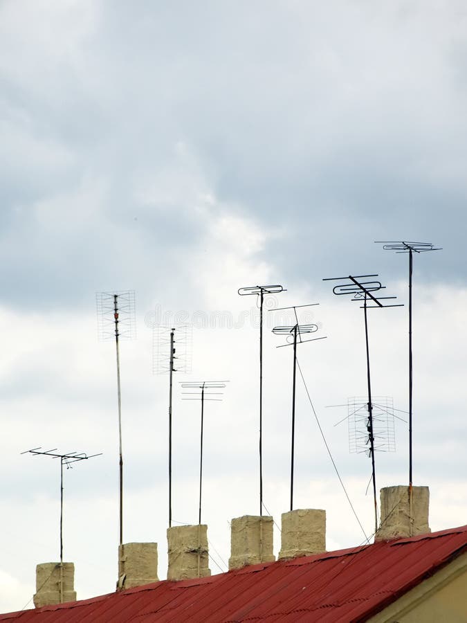 Antennes sur le toit image stock. Image du ciel, onde - 5766971