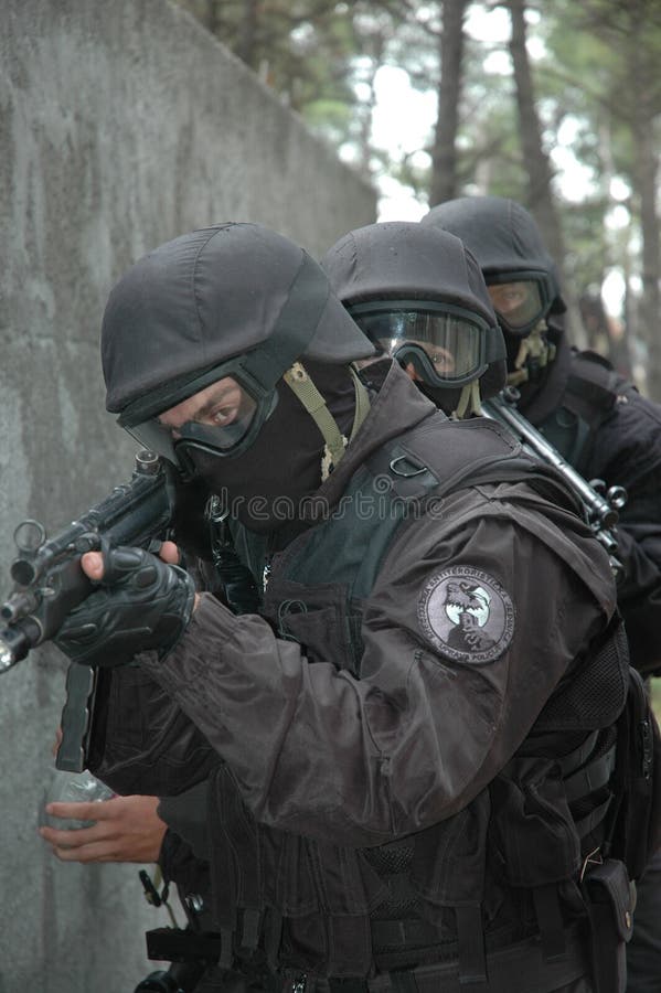 Anti-Terrorist unit house editorial photo. Image of firearms - 87401331