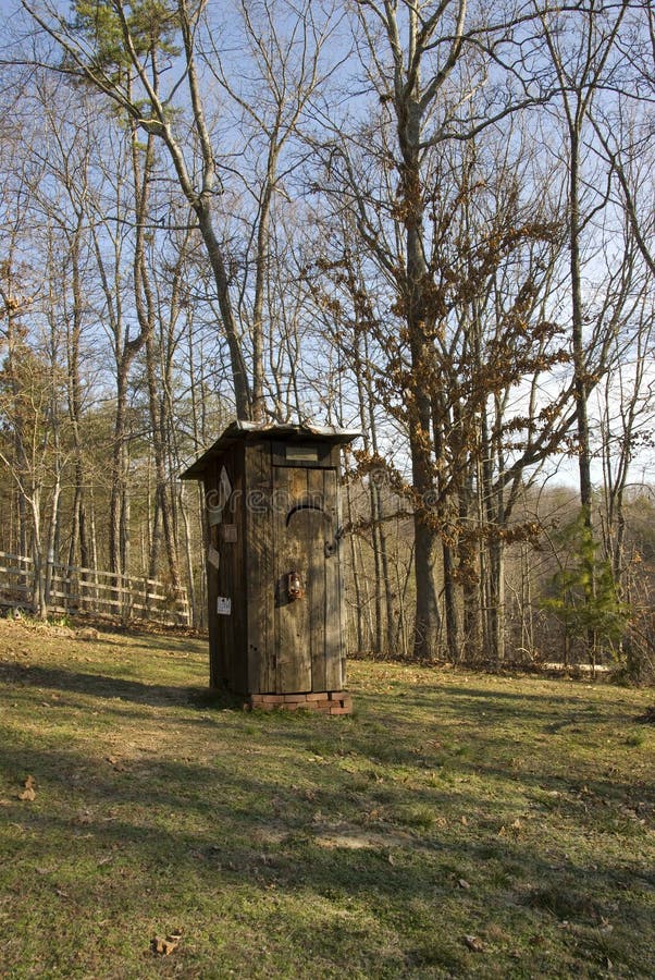 Antiek Bijgebouw stock afbeelding. Image of gras, toilet - 4451279