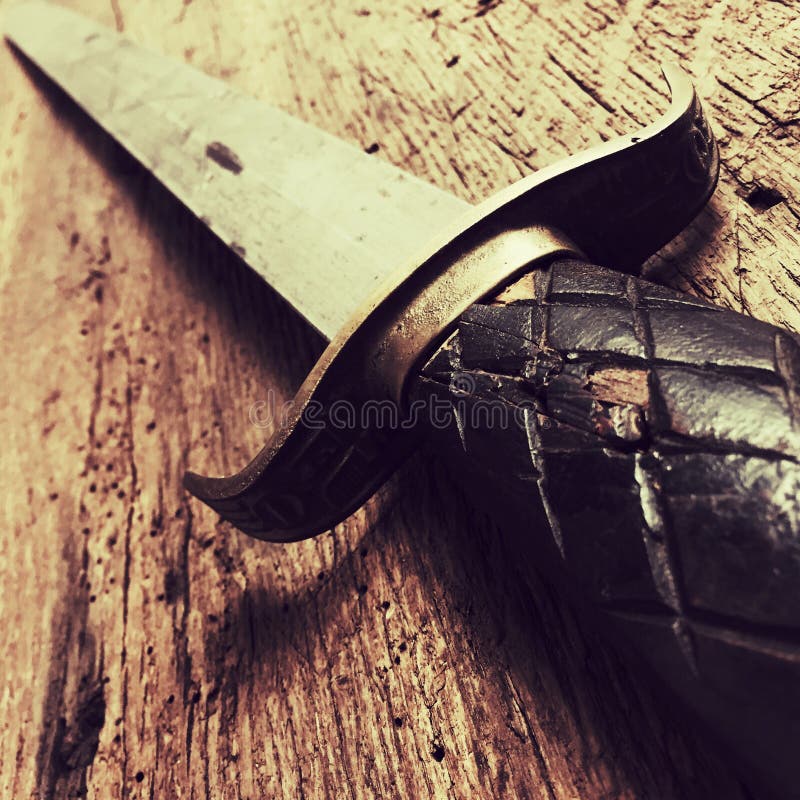 Antiek zwaard op stenen stock foto. Image of zwaard, gotisch - 96300970