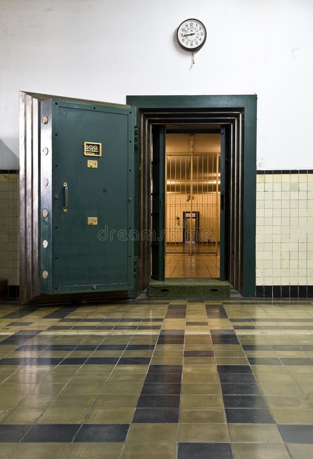 Antieke bankkluis stock foto. Image of kluis, slot, ontgrendelen - 10494510