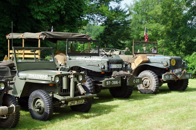 Antieke militaire auto's redactionele afbeelding. Image of voertuigen ...