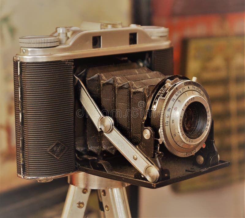 Oude filmcamera redactionele afbeelding. Image of formaat - 221304540