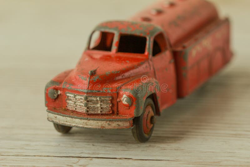 Antieke Tin-speelgoed Rode Auto Stock Foto - Image of auto, nostalgisch ...