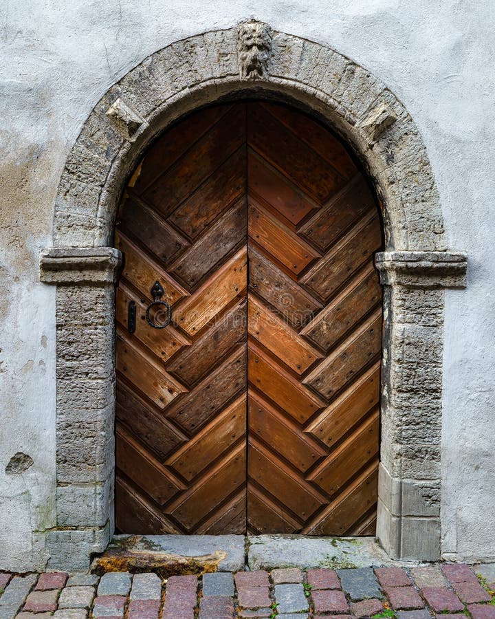 Antigua Puerta De Madera Con Arco De Piedra En Edificio Medieval