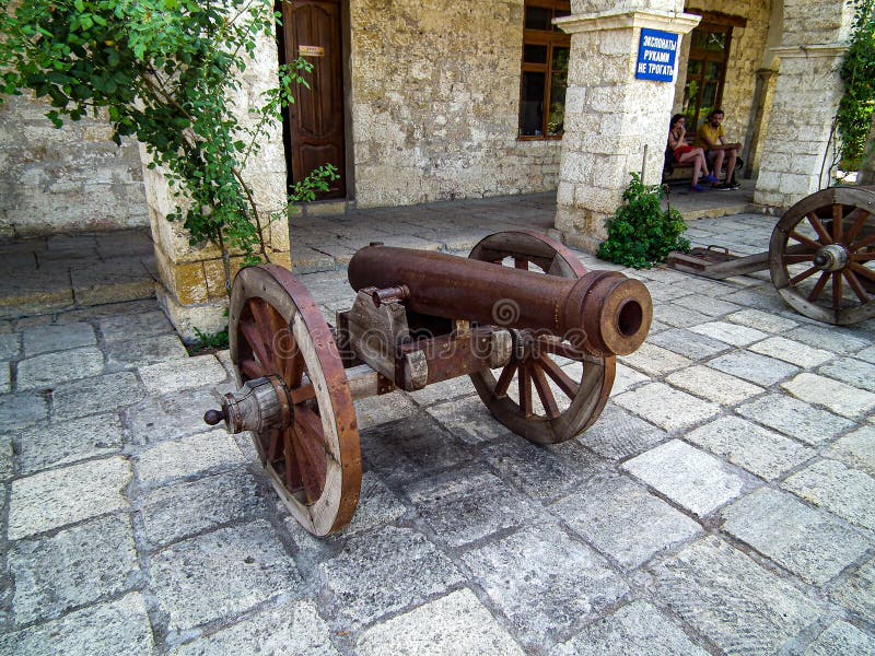 Antiguo Canon Medieval En Derbent Castle Museum Foto de archivo ...