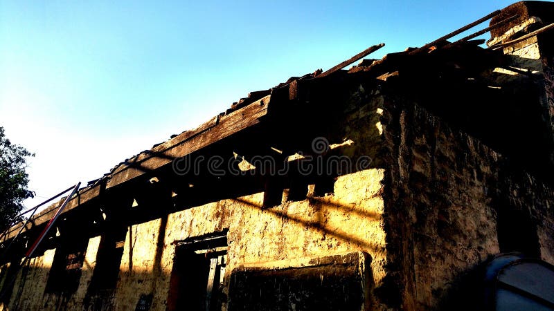 Antiguo Techo Roto Del Edificio Foto de archivo - Imagen de famoso ...