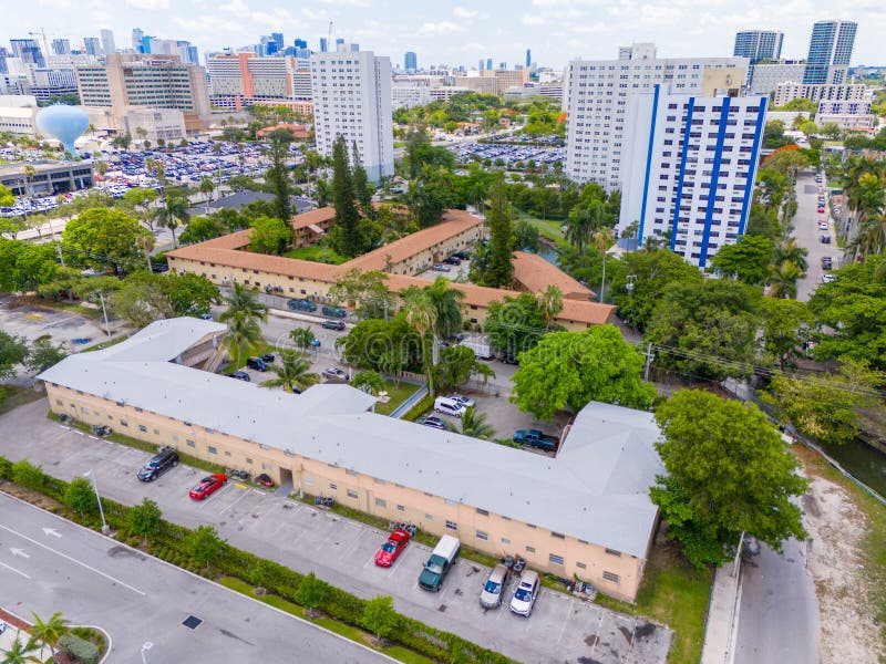Antiguos Edificios De Apartamentos Miami De Dos Pisos Ahora En El Centro Foto de archivo ...