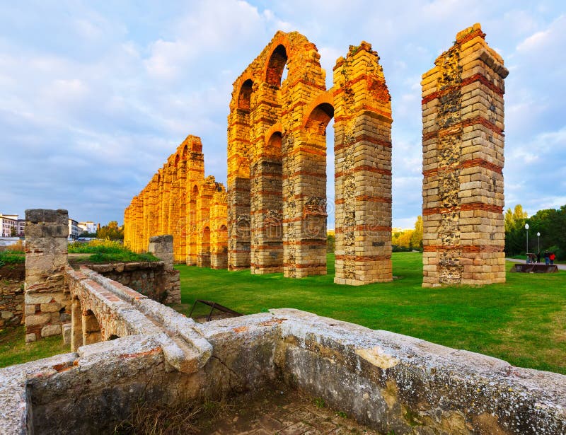 Antik roman akvedukt arkivfoto. Bild av bricked, lopp - 54377034