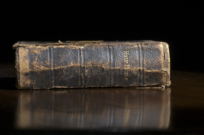 Altes Buch Auf Schwarzem Hintergrund Alte Christliche Bibel Antike H ...