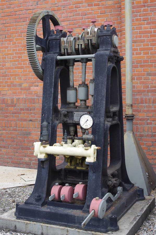 Antike Wasser-Pumpe redaktionelles foto. Bild von vorrichtung - 94253131