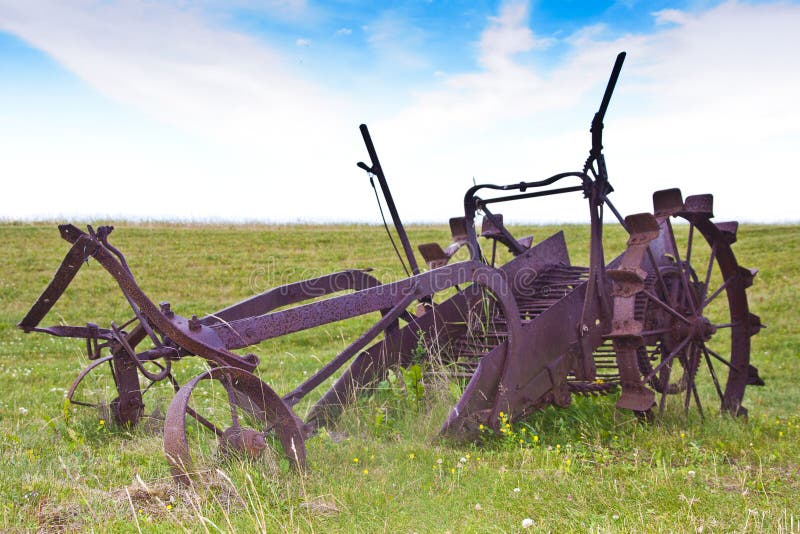 Antiker Pflug An Einem Bauernhof Auf Dem Sommergebiet Stockbild - Bild ...