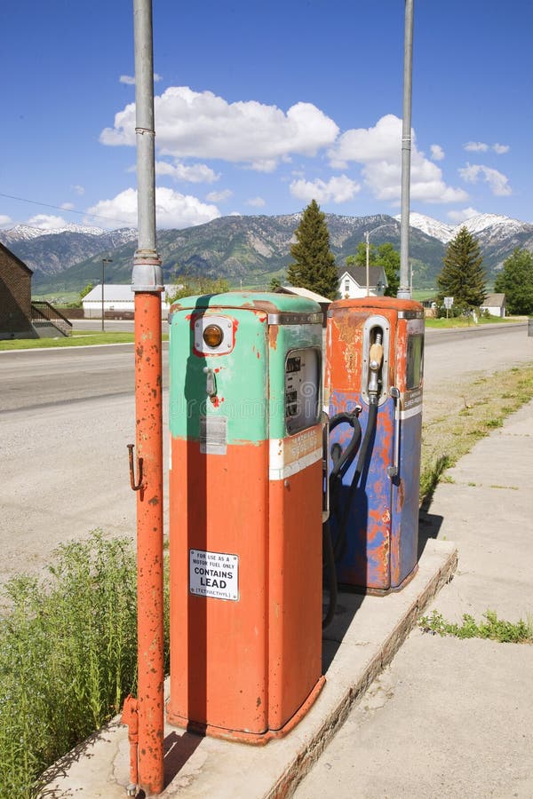 Abandoned gas pump editorial photography. Image of background - 8009917