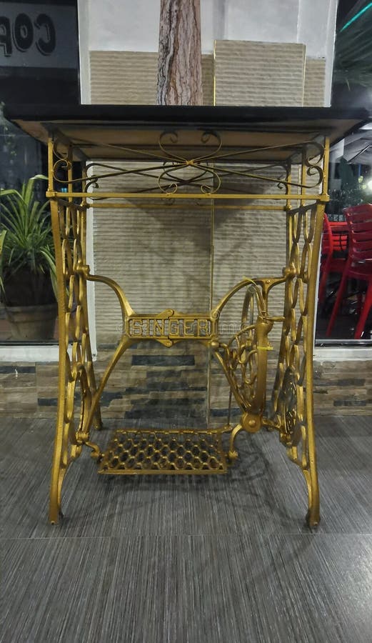 Antique Sewing Machine Stand Stock Photo - Image of metal, stand: 206919744
