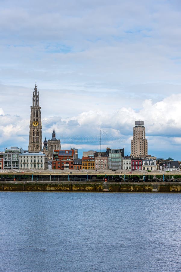 Antwerpen-Skyline Mit Dem Schelde Fluss Stockfoto - Bild von flandern ...