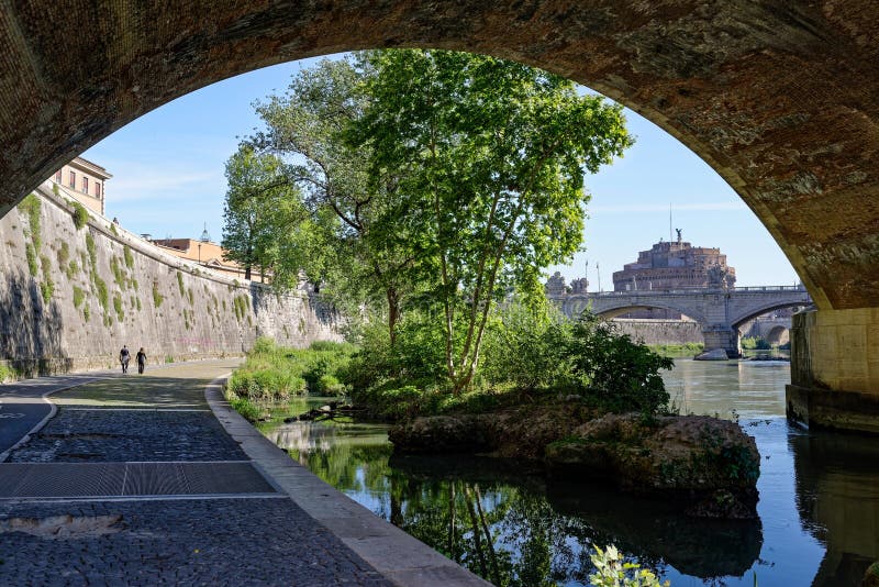 Ao Longo Do Rio De Tibre Em Roma Foto de Stock Editorial - Imagem de ...
