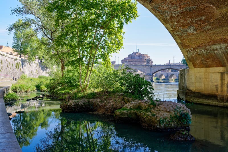 Ao Longo Do Rio De Tibre Em Roma Imagem de Stock - Imagem de vela ...