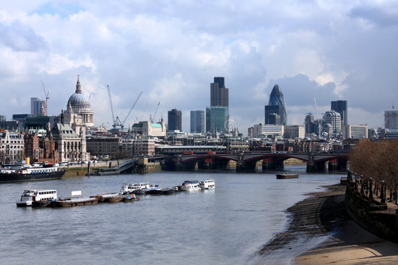 Ao longo do rio Tamisa foto de stock. Imagem de centro - 5253628