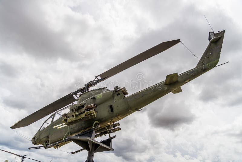 AH 64 Apache-Hubschrauber redaktionelles foto. Bild von rauch - 72141761